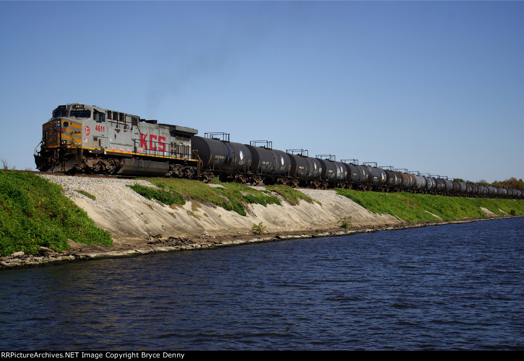 KCS 4611 leads a corn syrup train along Cross Lakd.